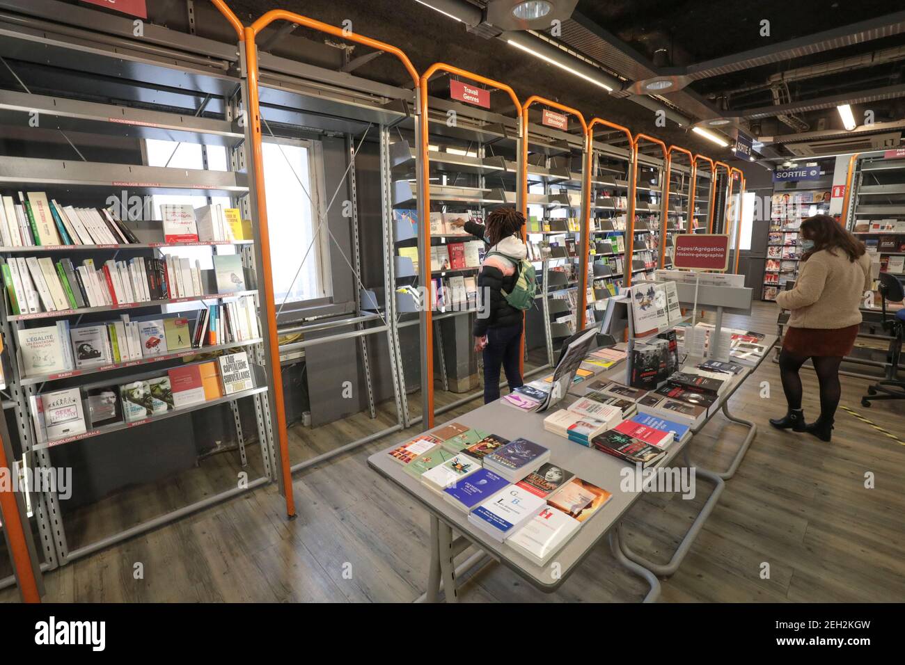 CLOSURE OF AN ICONIC PARIS BOOKSHOPS Stock Photo - Alamy