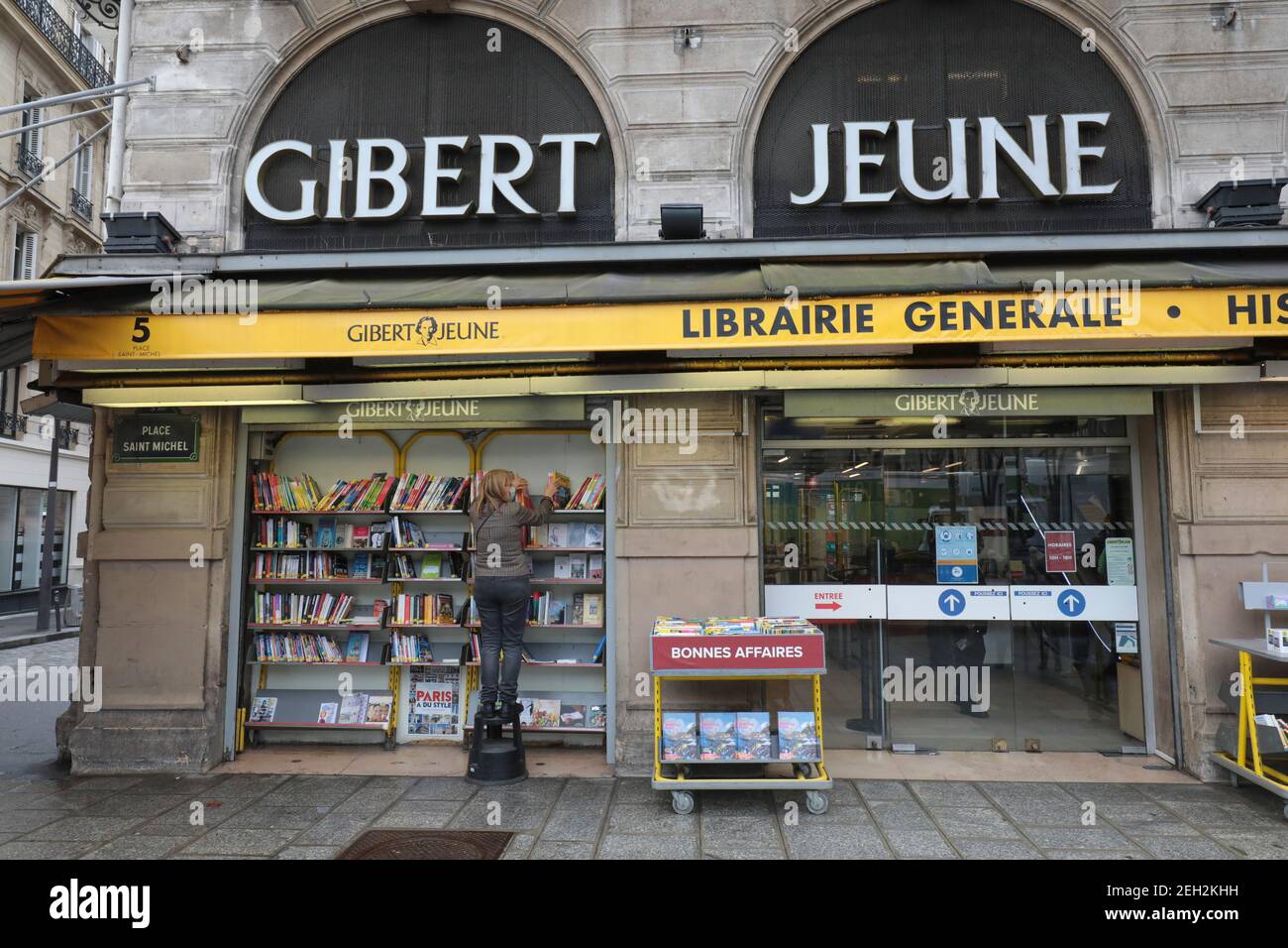 CLOSURE OF AN ICONIC PARIS BOOKSHOPS Stock Photo - Alamy