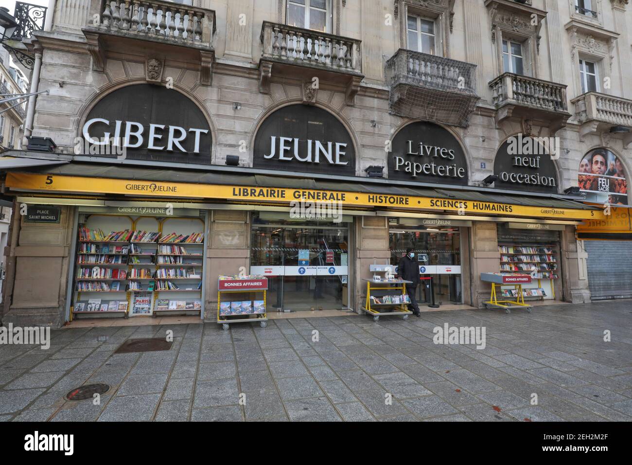 CLOSURE OF AN ICONIC PARIS BOOKSHOPS Stock Photo - Alamy