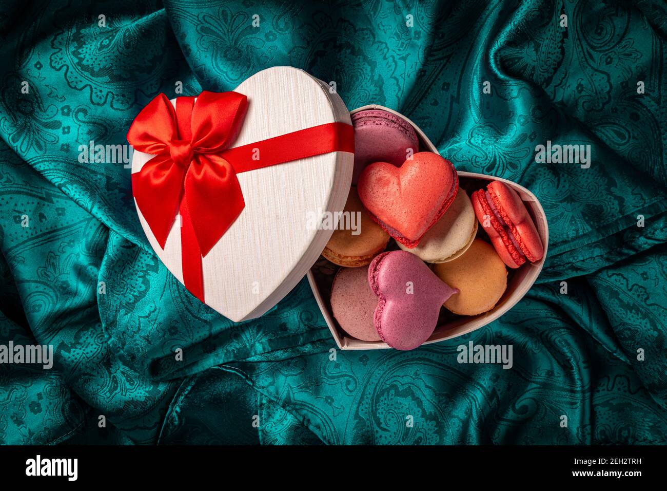 Gift box mini heart hi-res stock photography and images - Alamy