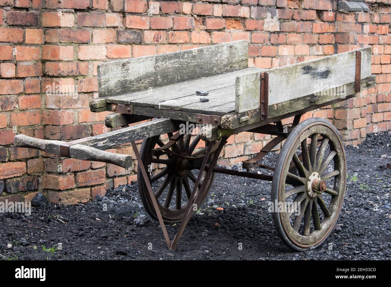 Vintage wooden hand cart Stock Photo - Alamy