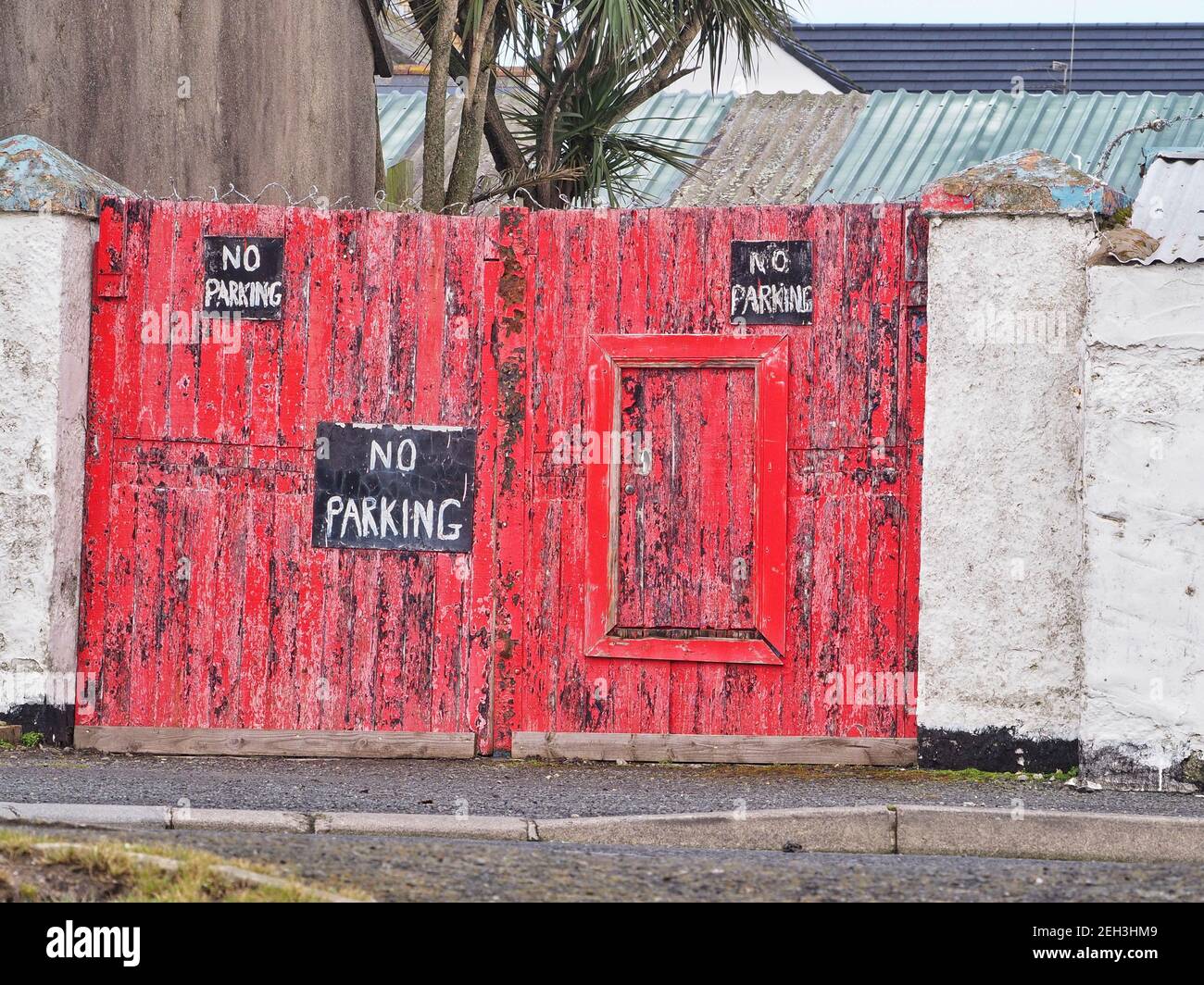 Red Gates, no parking Stock Photo - Alamy