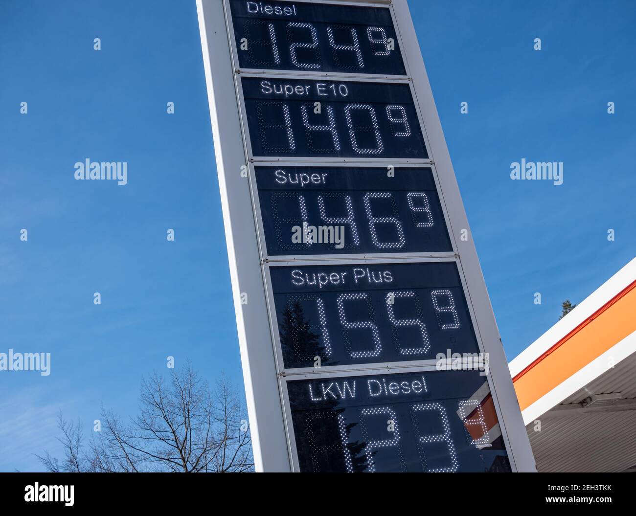 Petrol station ad hi-res stock photography and images - Alamy
