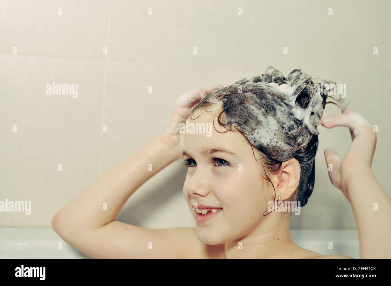 Hair shampooing hi-res stock photography and images - Alamy