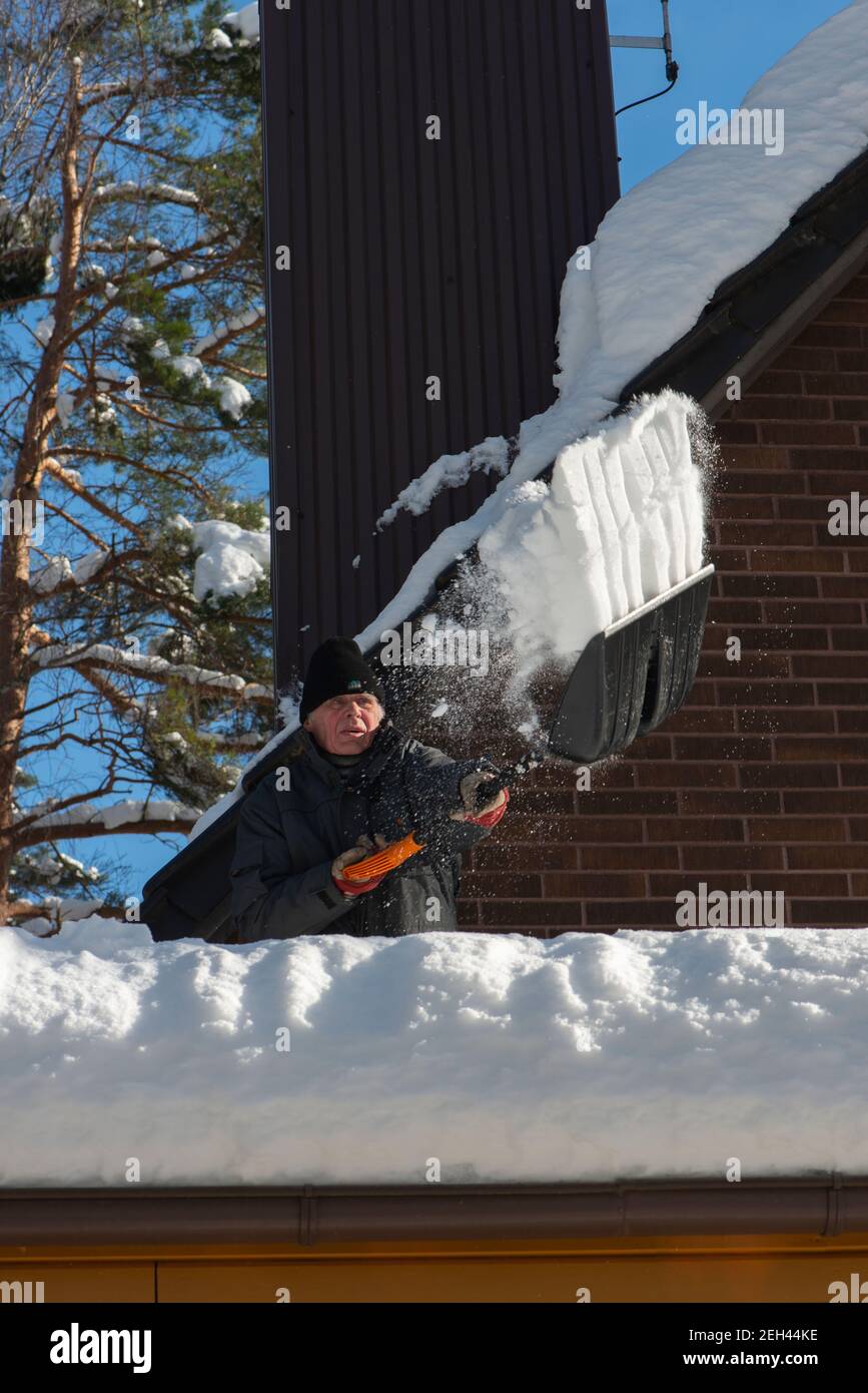 Man removing snow from roof hi-res stock photography and images - Alamy