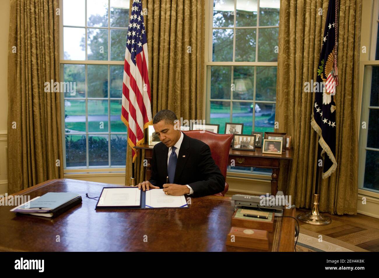 President Barack Obama signs the Enhanced Partnership with Pakistan Act ...
