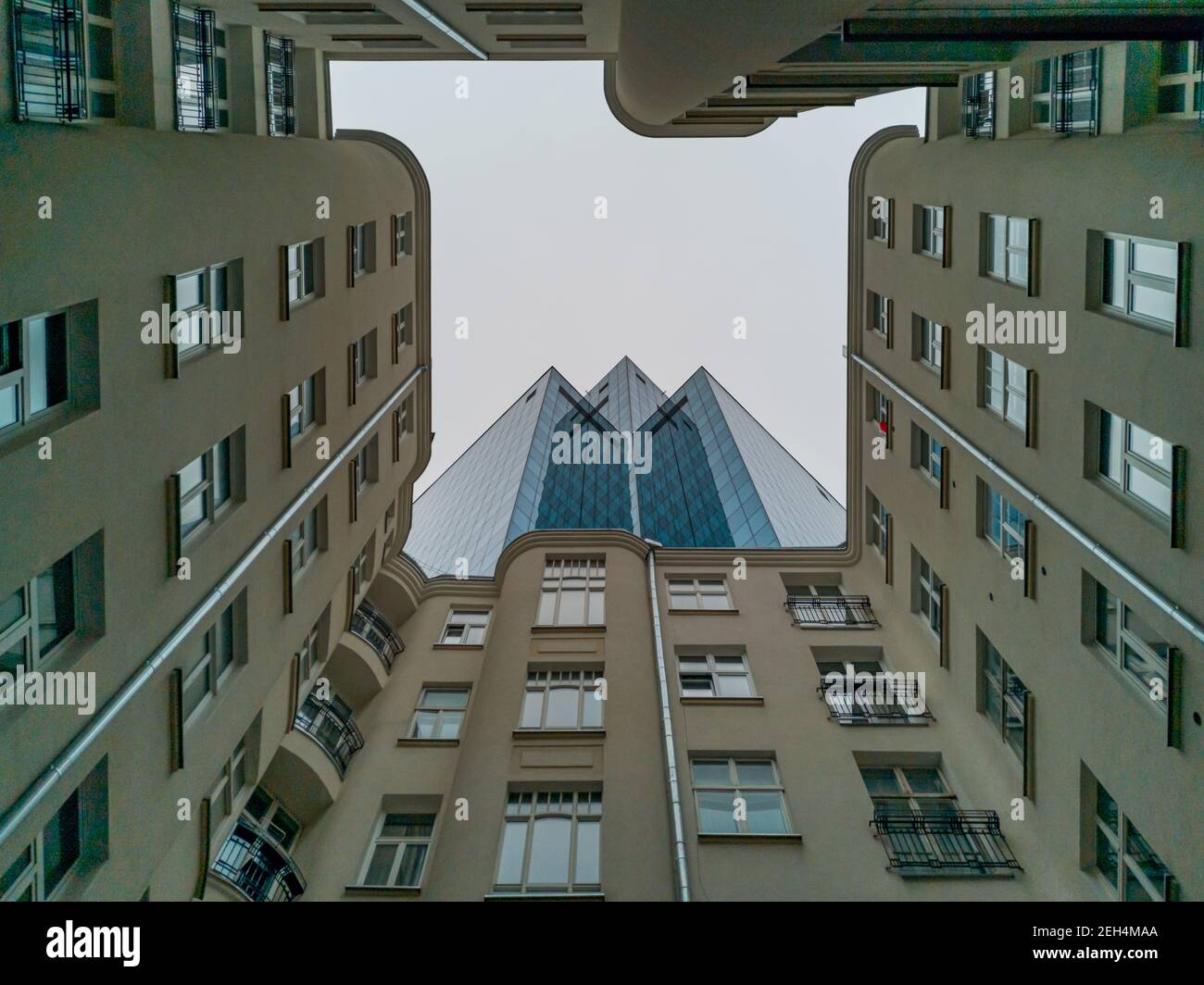 Commercial building courtyard hi-res stock photography and images - Alamy