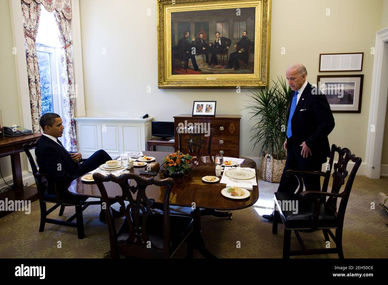 President Barack Obama and Vice President Joe Biden have lunch in the ...