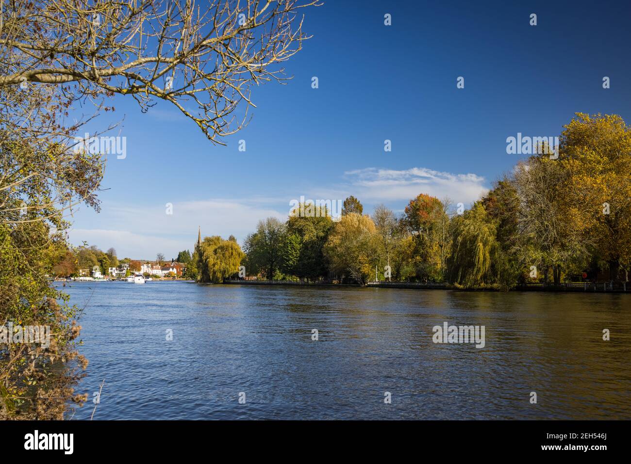 English country village and autumn trees on the River Thames Stock ...