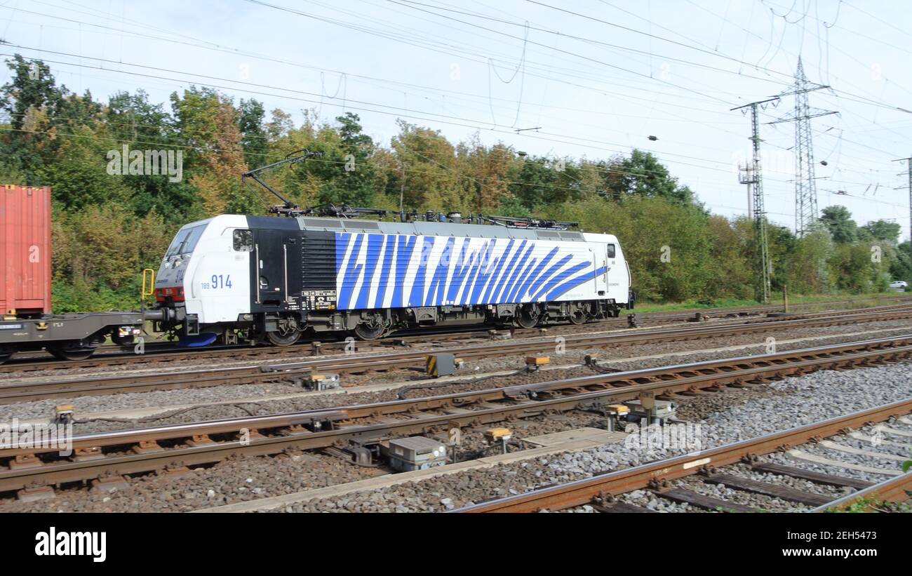 A class 189 EuroSprinter electric powered locomotive with goods wagons ...
