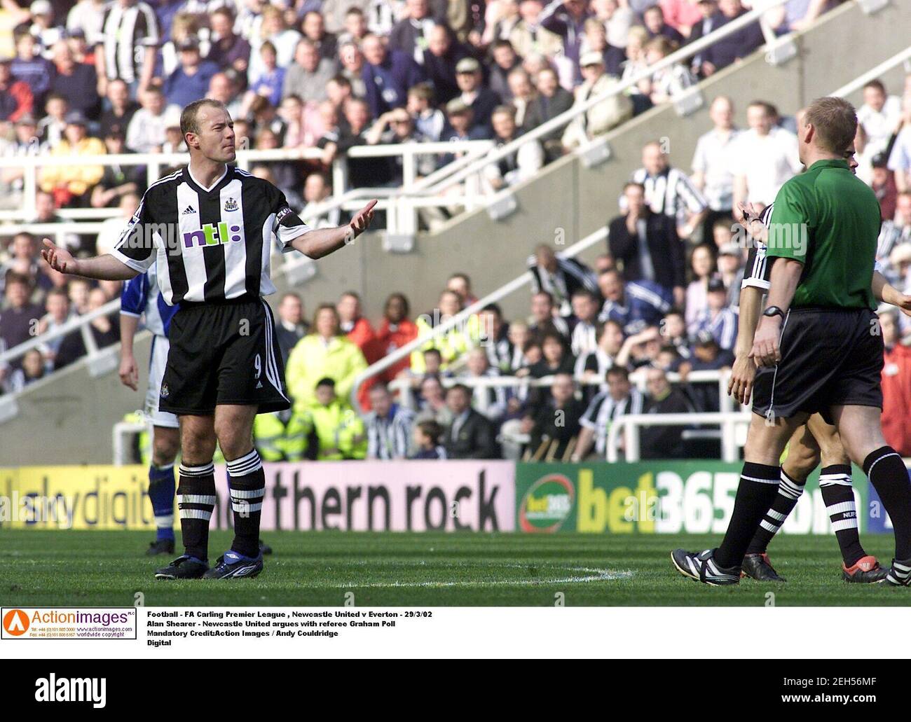 Graham poll premier league referee hi-res stock photography and images ...