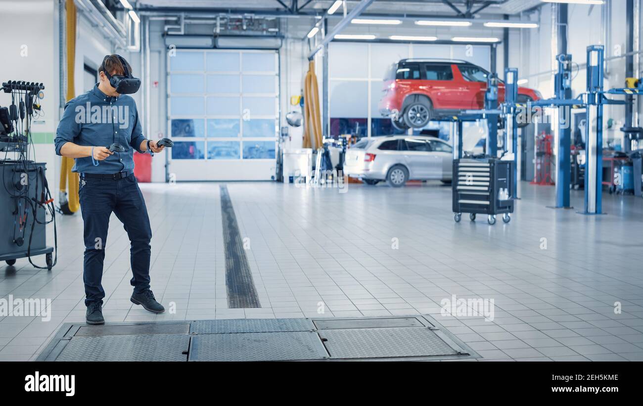 Mechanic in vr headset manager hi-res stock photography and images - Alamy
