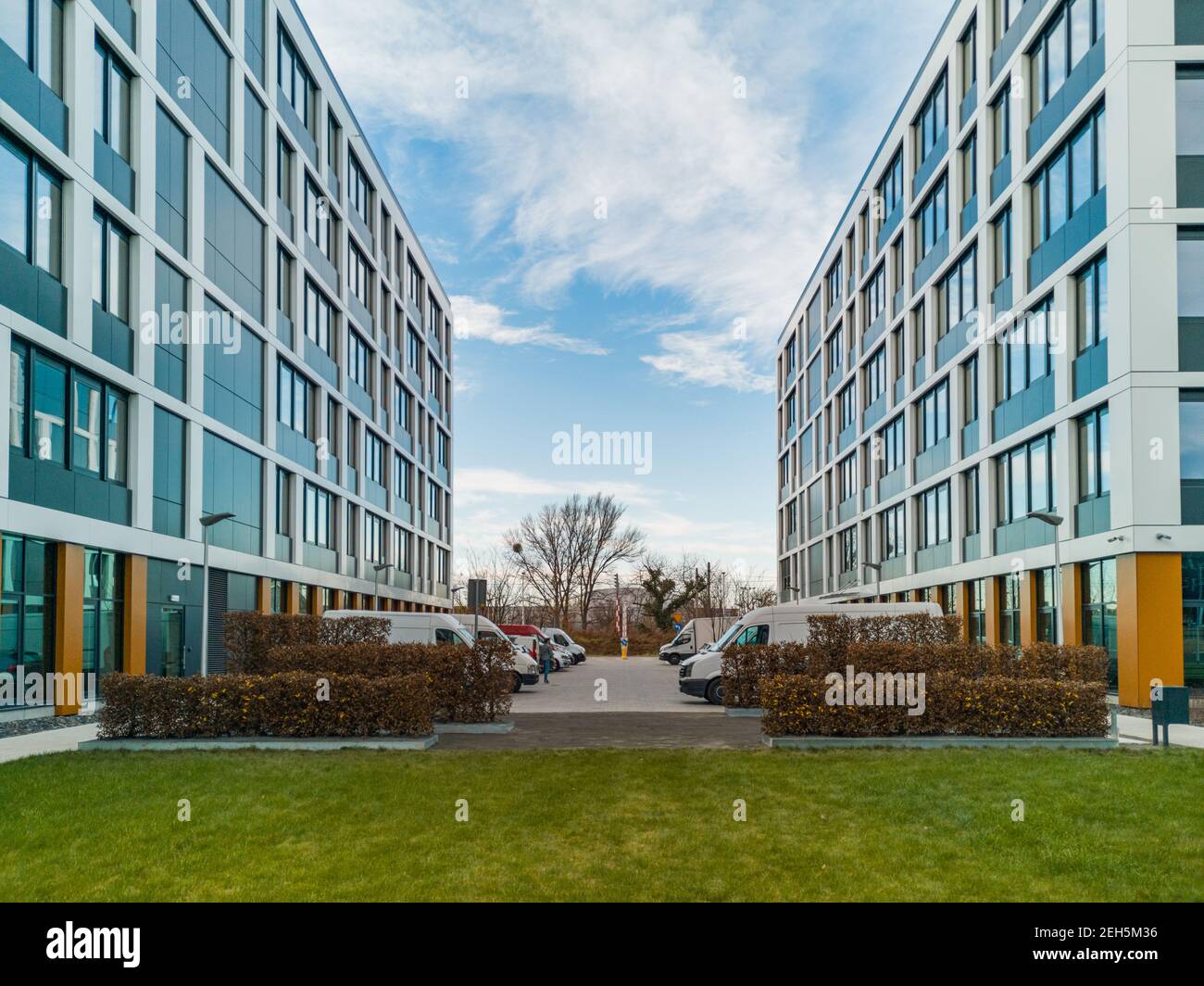 Car parking in garden hi-res stock photography and images - Alamy