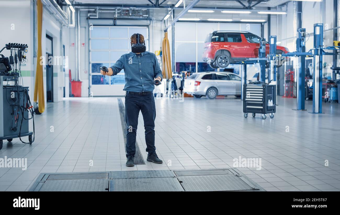 Mechanic in vr headset manager hi-res stock photography and images - Alamy