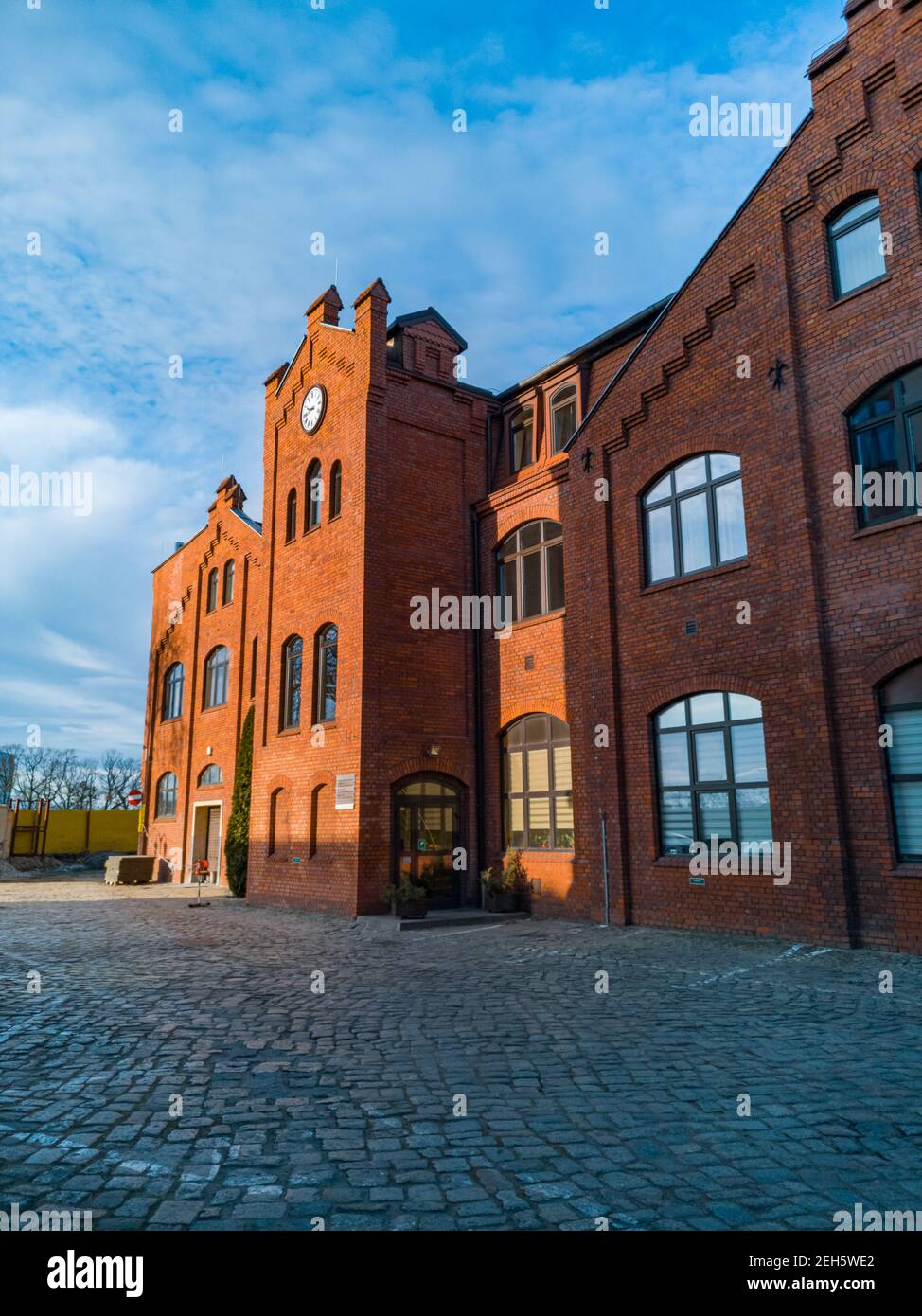 Red brick building hi-res stock photography and images - Alamy