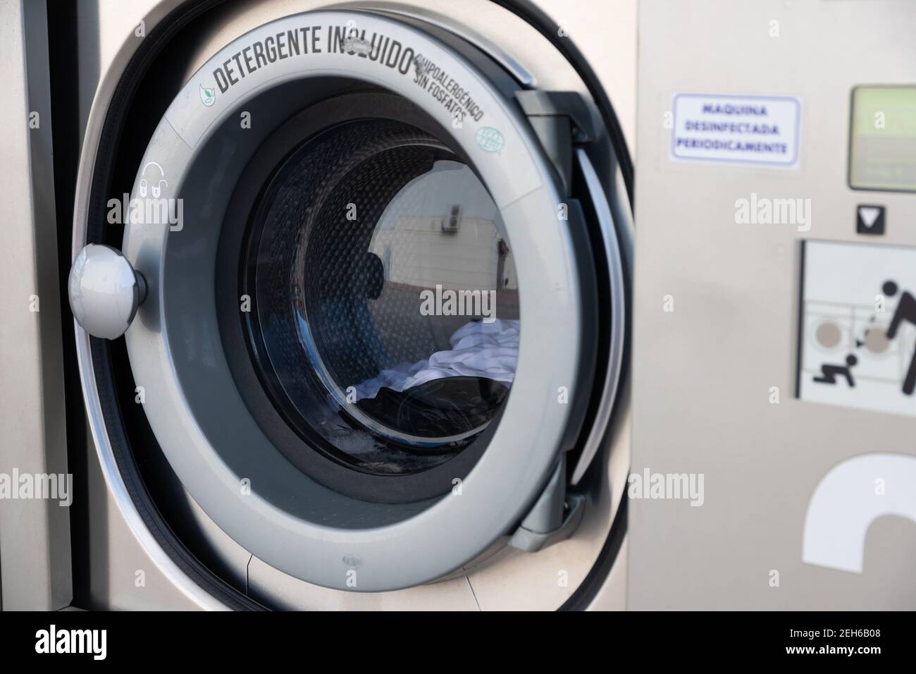 Self service laundry hi-res stock photography and images - Alamy