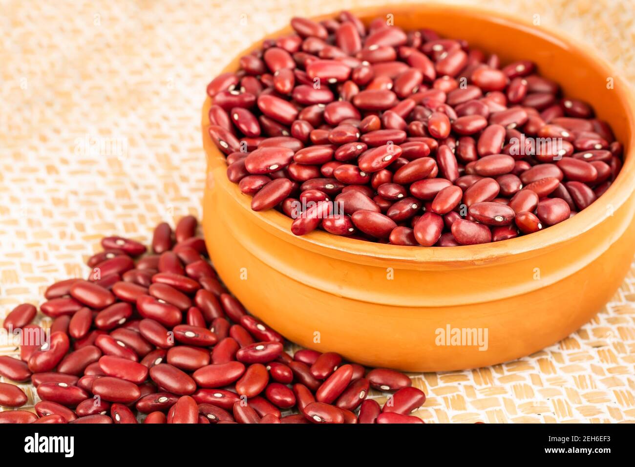 Red kidney beans in the ceramic pot Stock Photo - Alamy