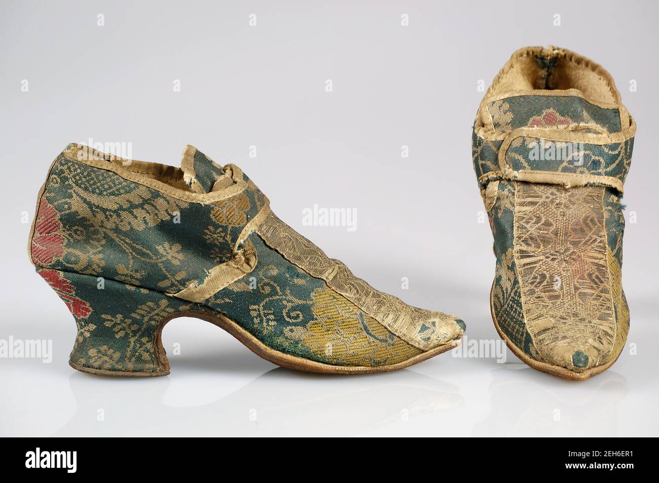 European golden shoe hi-res stock photography and images - Alamy