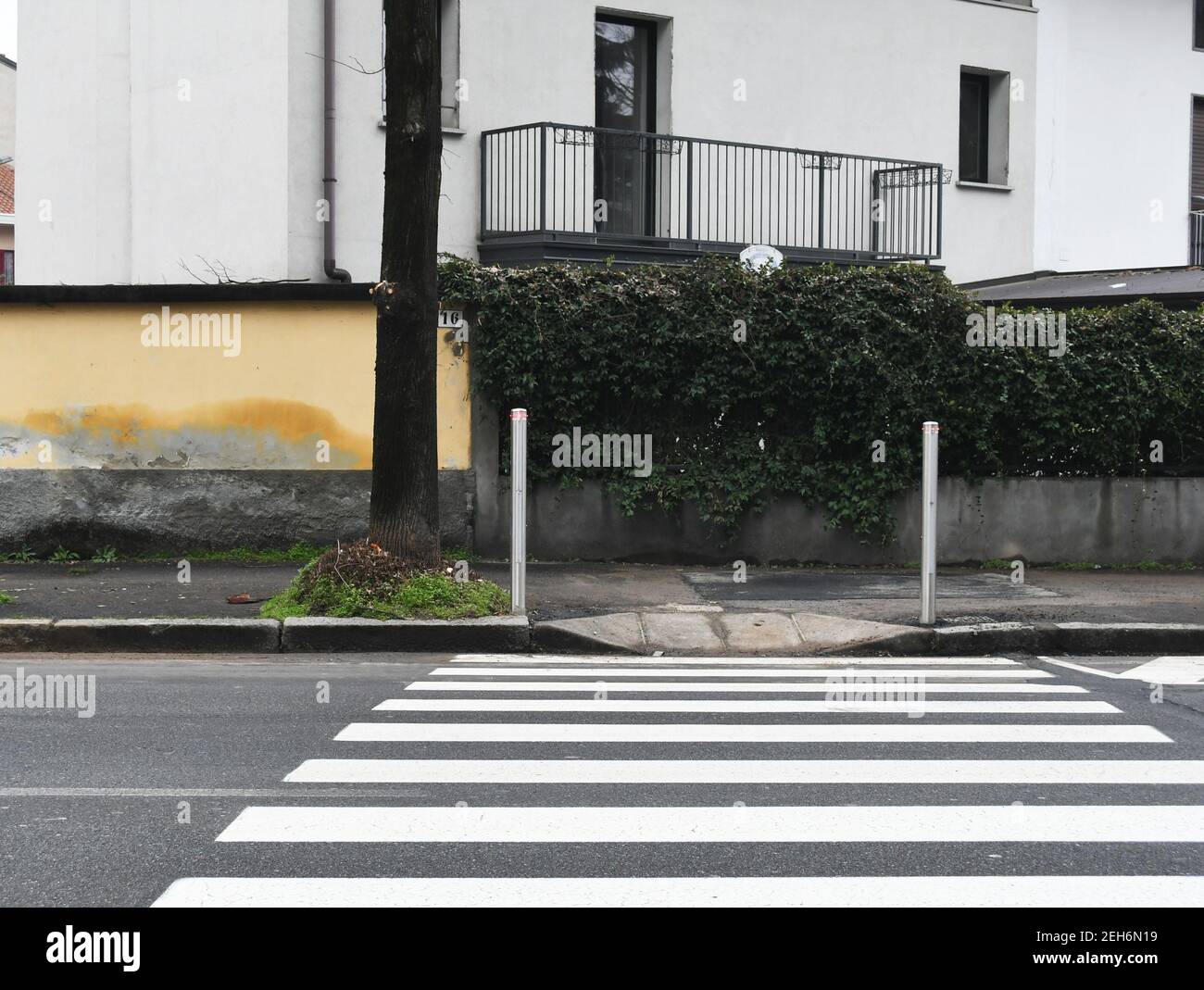 Pedestrian crossing milan hi-res stock photography and images - Alamy