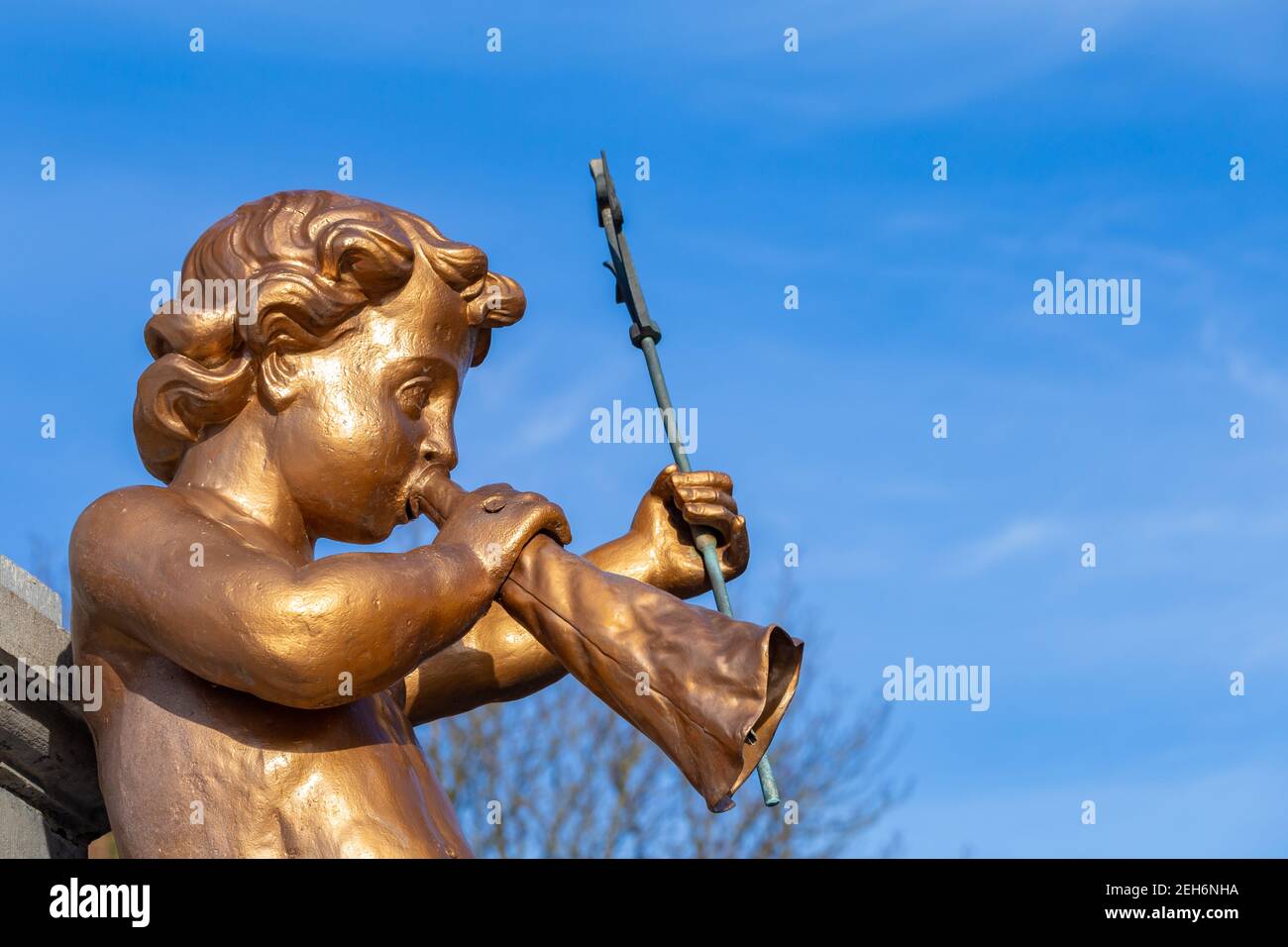Golden angel sculpture hi-res stock photography and images - Alamy