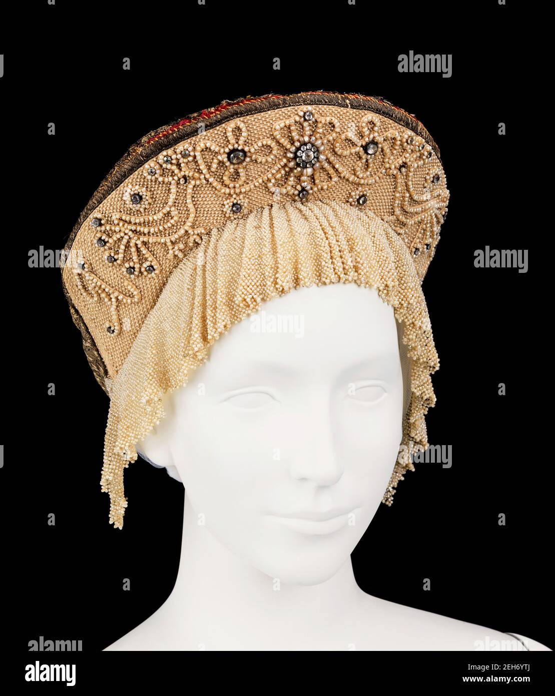 Traditional kokoshnik headdress hi-res stock photography and images - Alamy