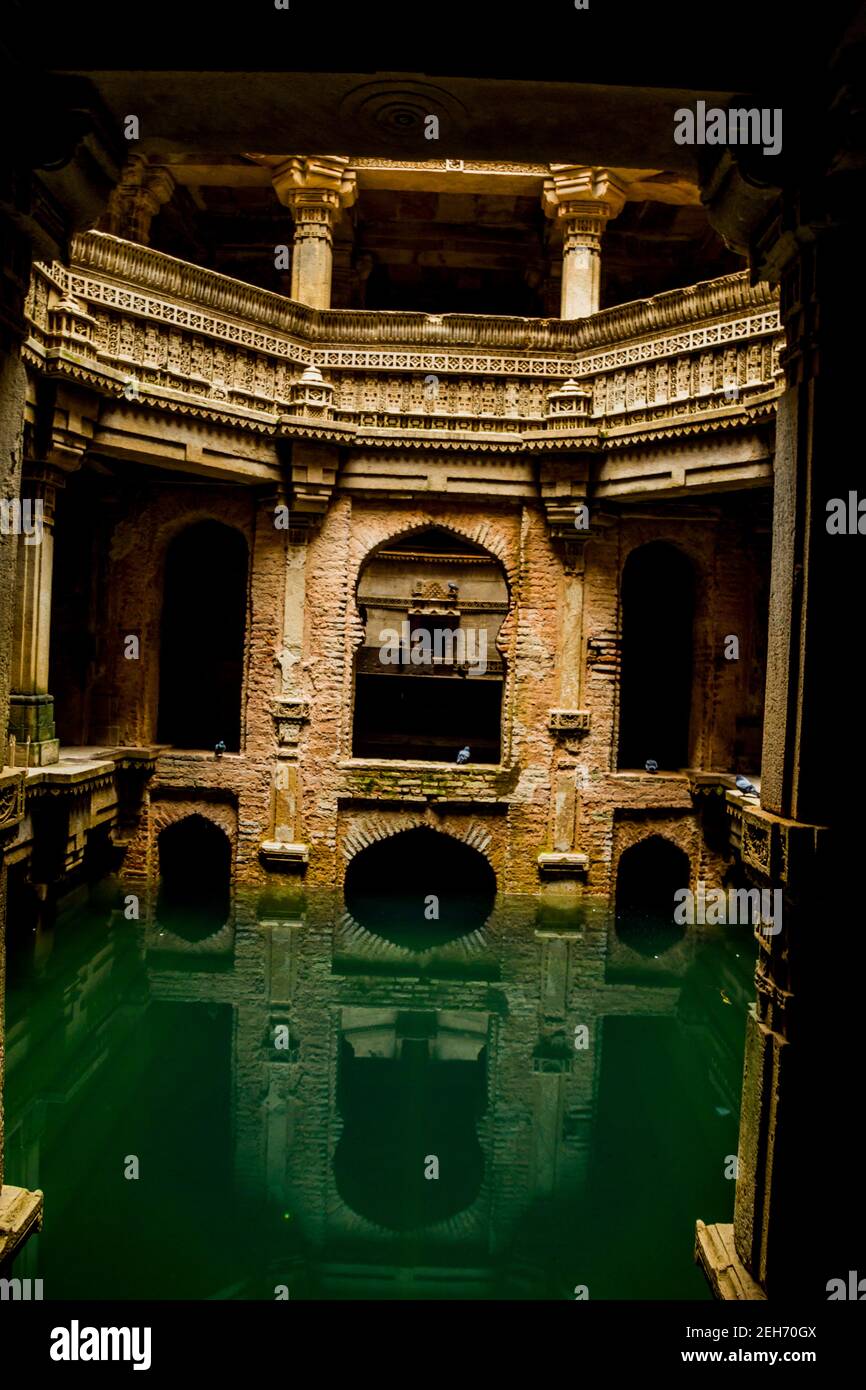 Adalaj stepwell architecture hi-res stock photography and images - Alamy