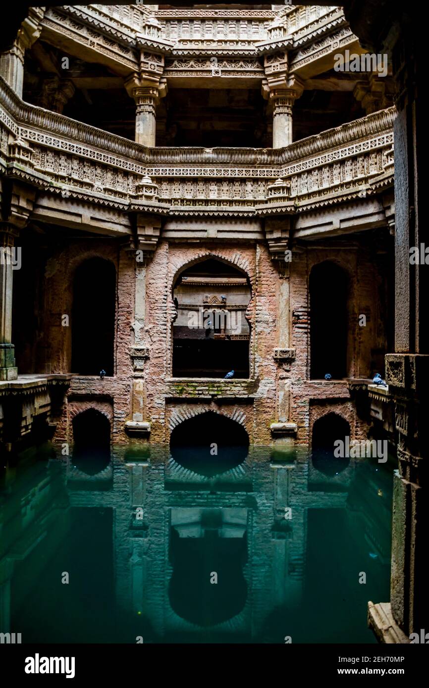 Adalaj stepwell architecture hi-res stock photography and images - Alamy