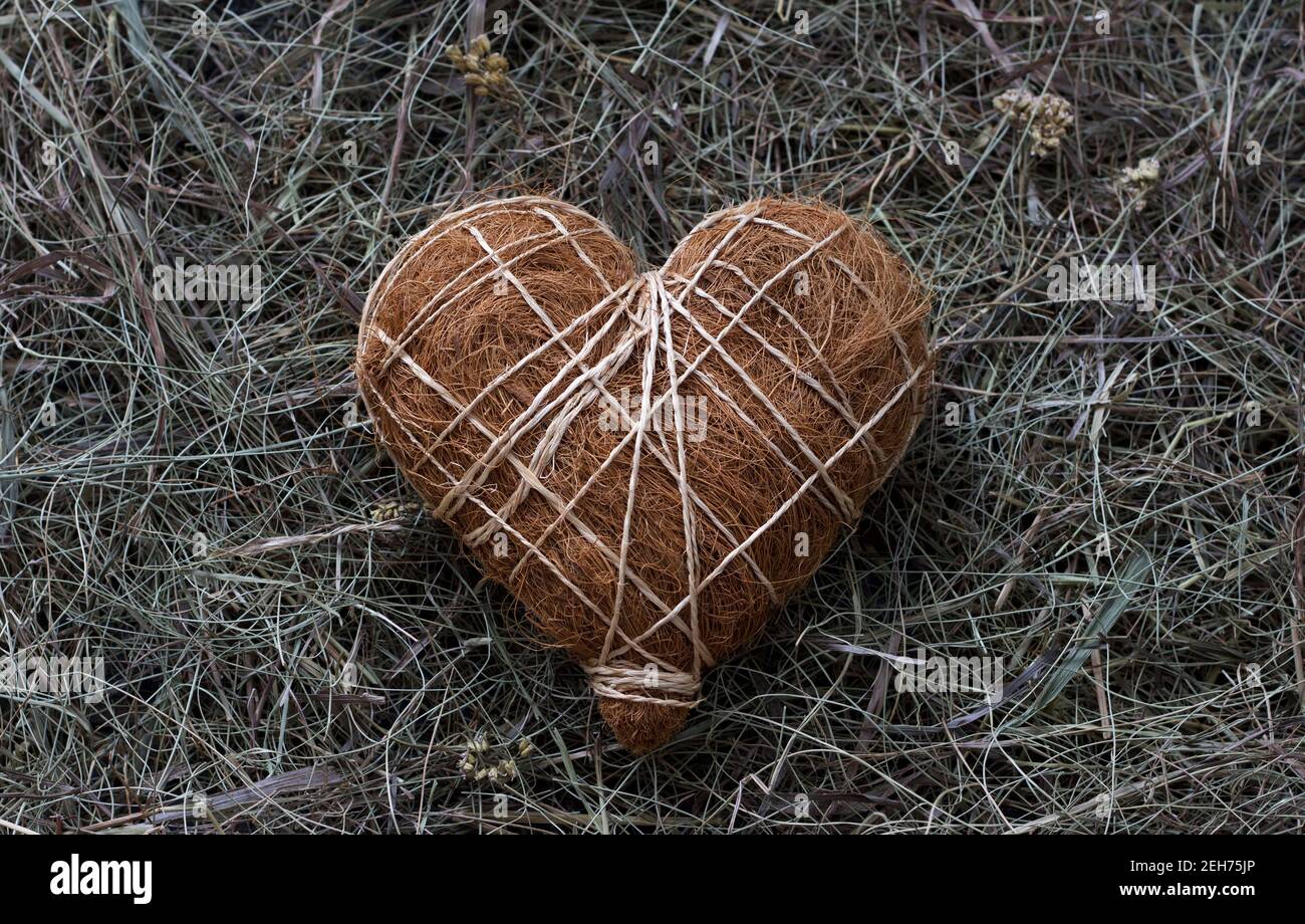 Straw heart on natural straw background, rustic style, top view Stock ...