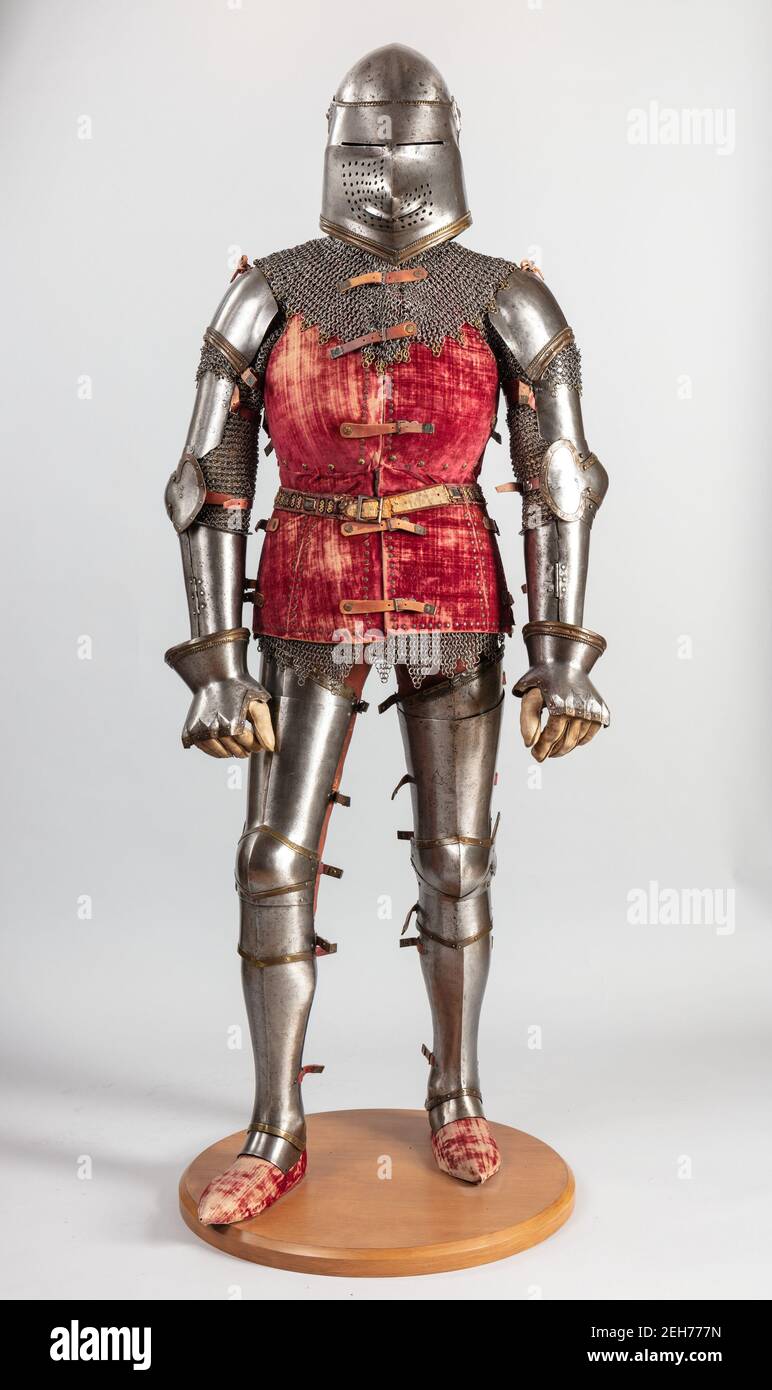 Chainmail suit of armour hi-res stock photography and images - Alamy