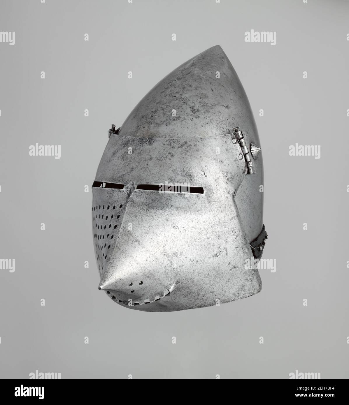 Visored bascinet hi-res stock photography and images - Alamy