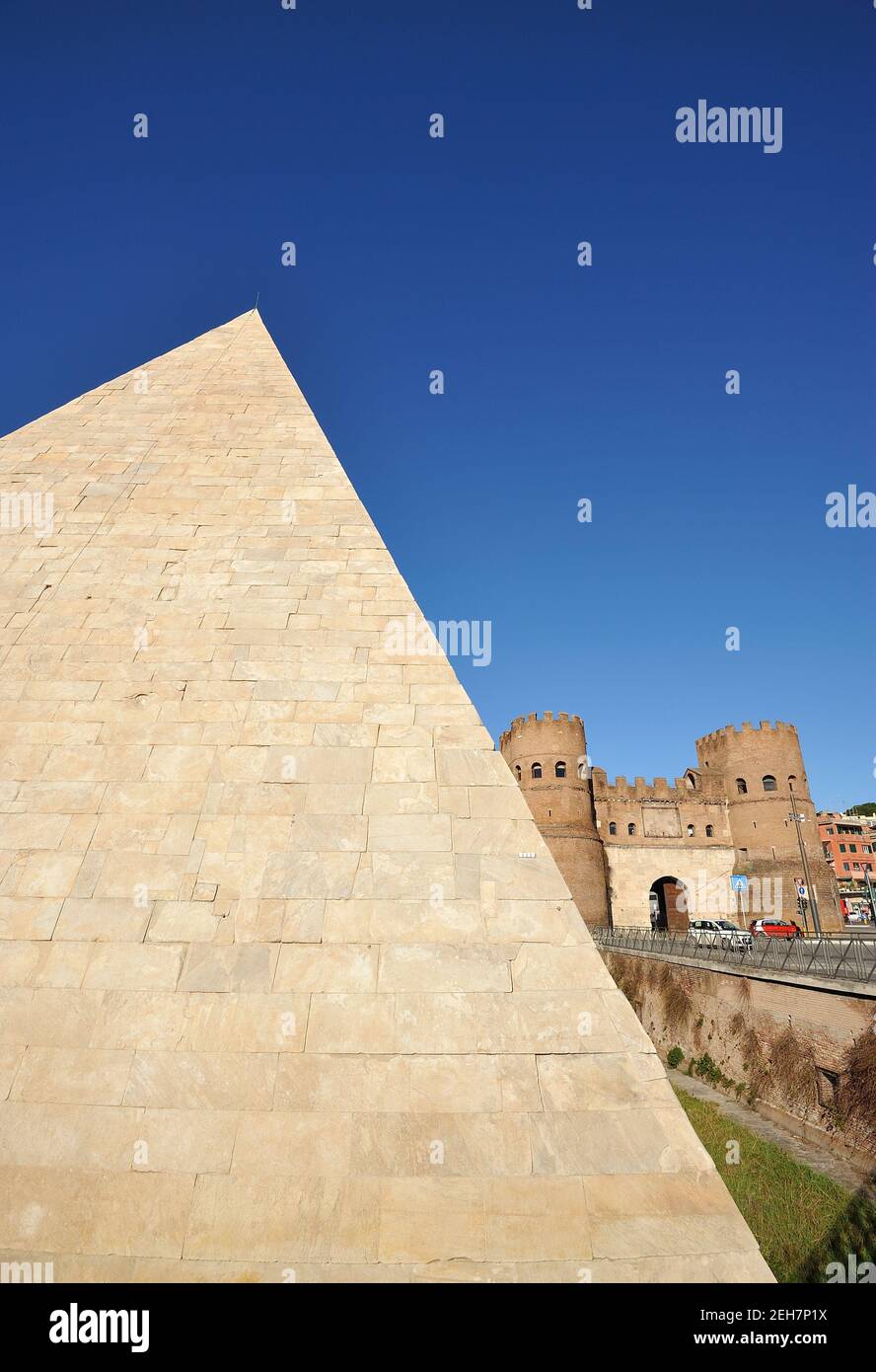 Italy, Rome, pyramid of Caius Cestius and Porta San Paolo Stock Photo ...
