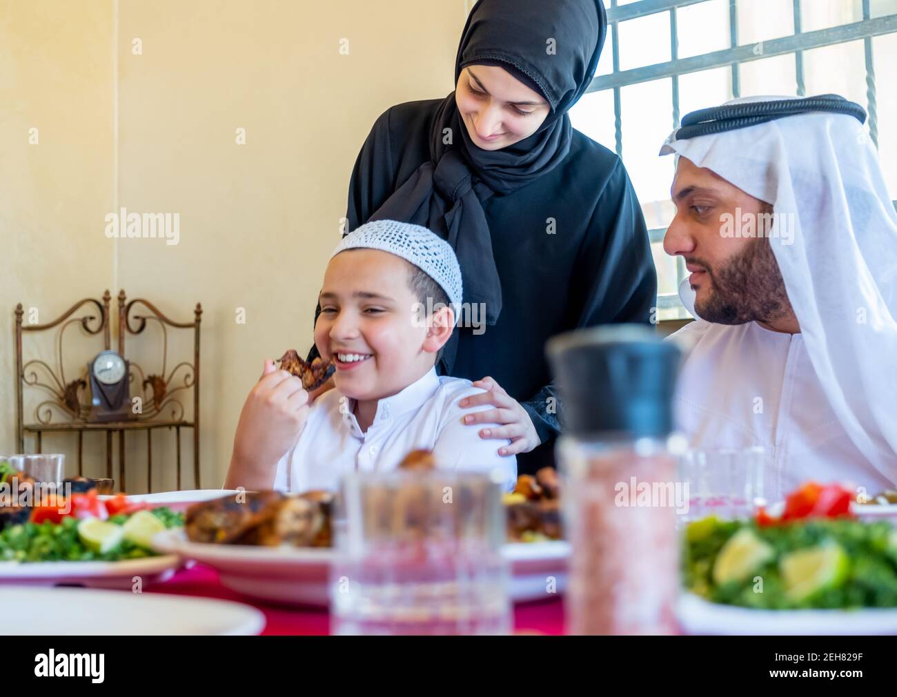 Arabic family in restaurant hi-res stock photography and images - Alamy