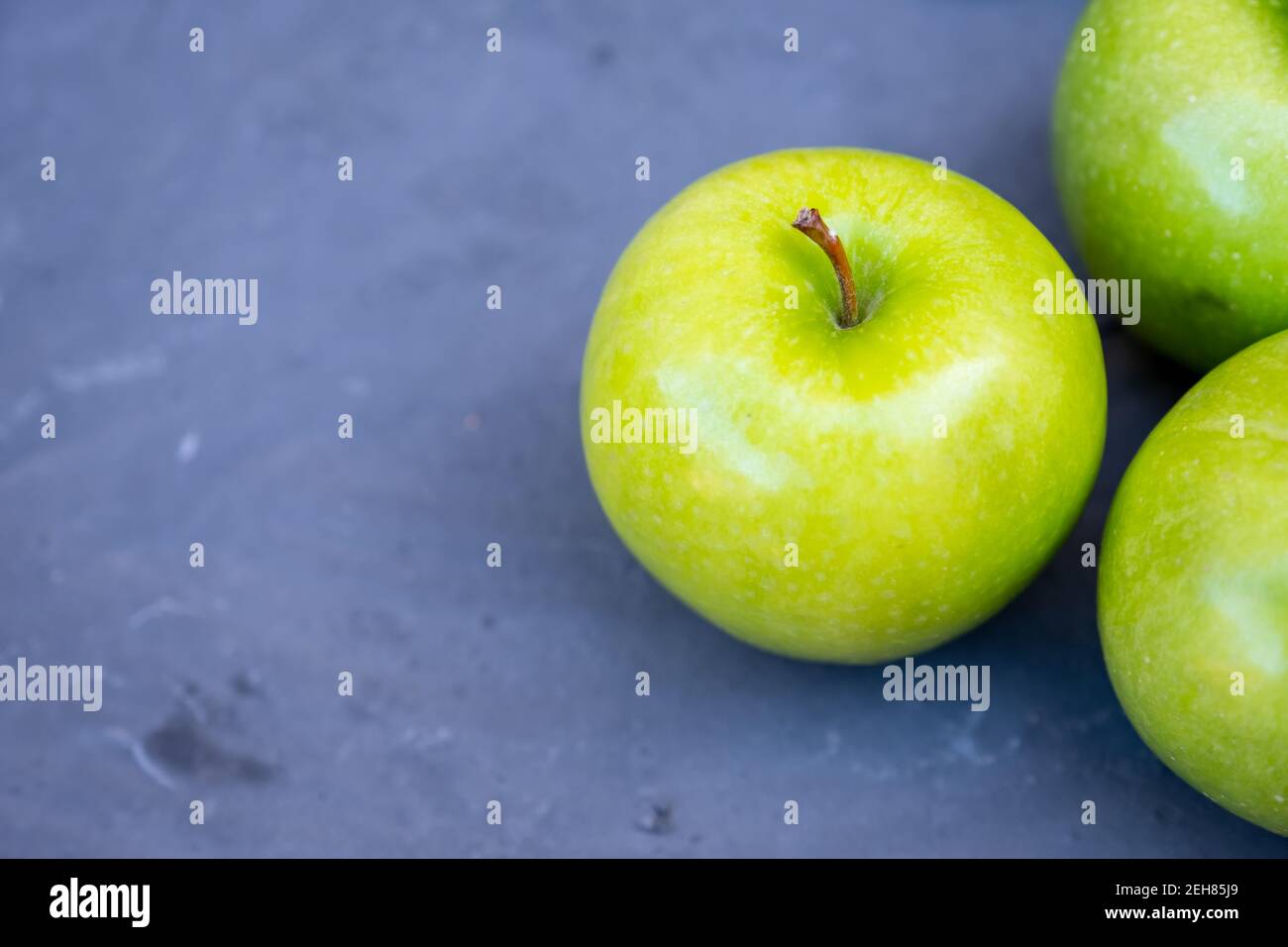 Three apples sitting next to each other Stock Photo - Alamy