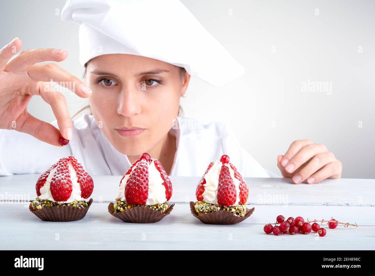 Young woman pastry chef cupcakes hi-res stock photography and images ...