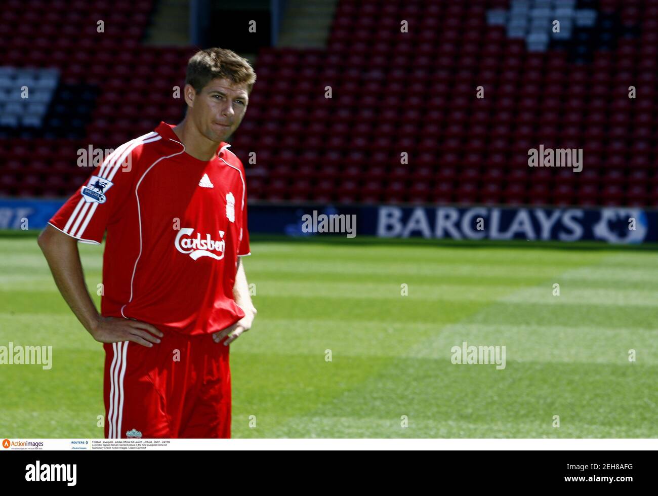 Liverpool new kit hi-res stock photography and images - Alamy