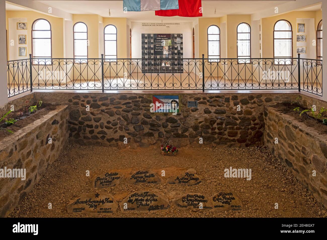 Mausoleum marks the original burial spot of Ernest Che Guevara, where ...