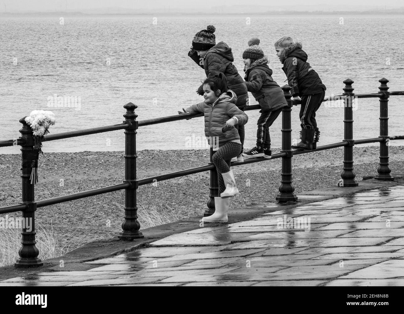 four children looking over the seafront Stock Photo - Alamy