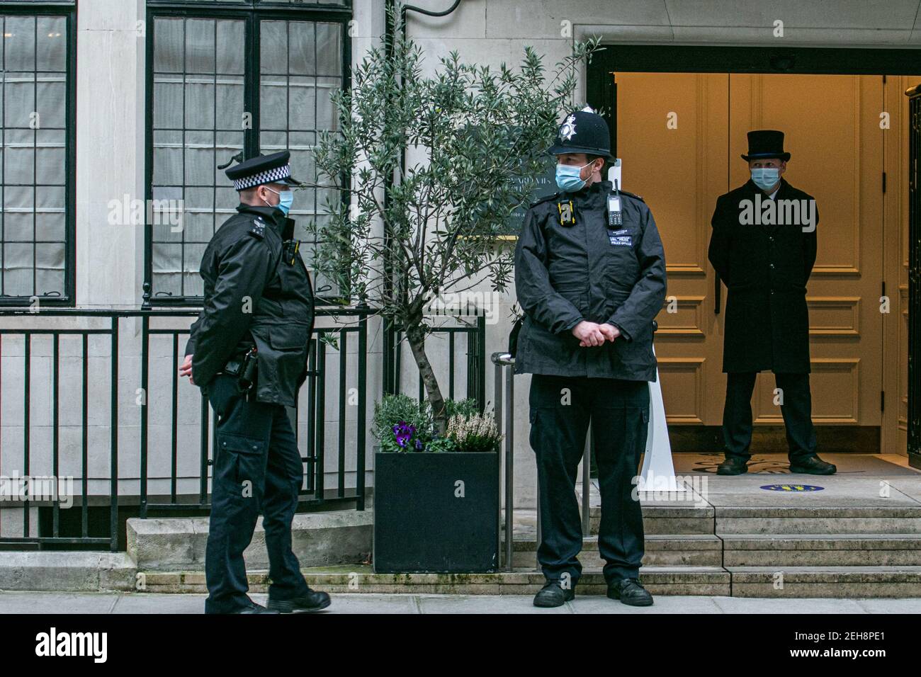 Police officer guard front door hi-res stock photography and images - Alamy