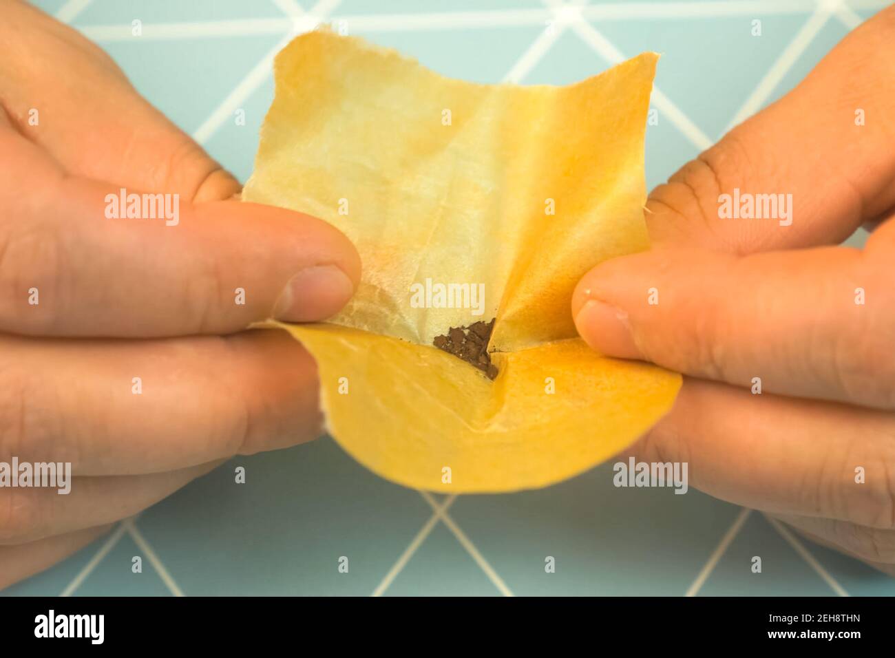 Filter paper chemistry hi-res stock photography and images - Alamy