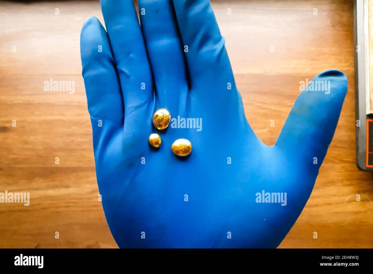 Gold nuggets in hands hi-res stock photography and images - Alamy