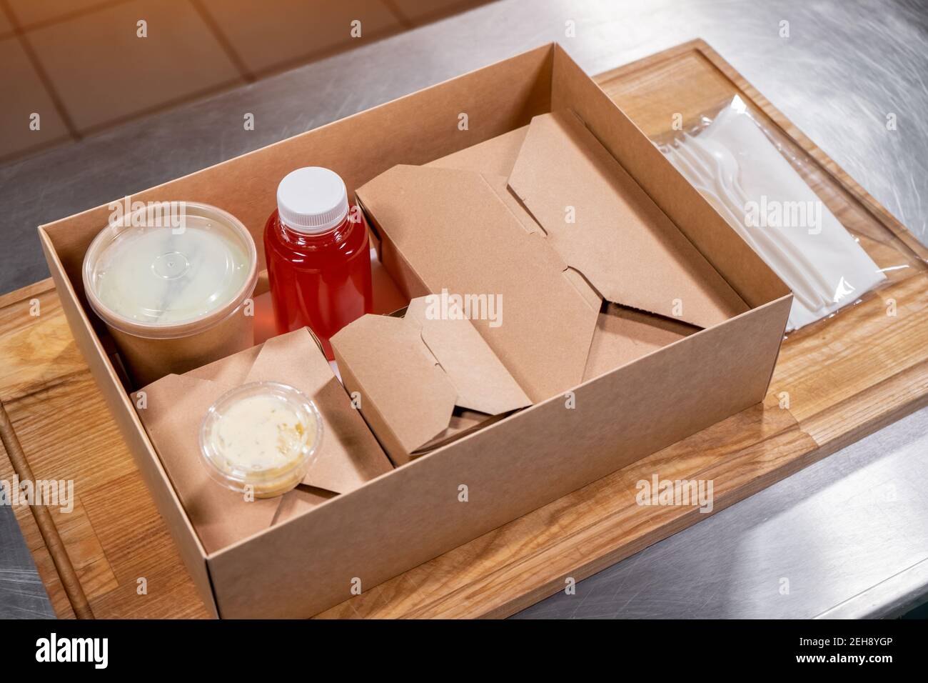top view of kraft paper food containers with meal for delivery Stock ...