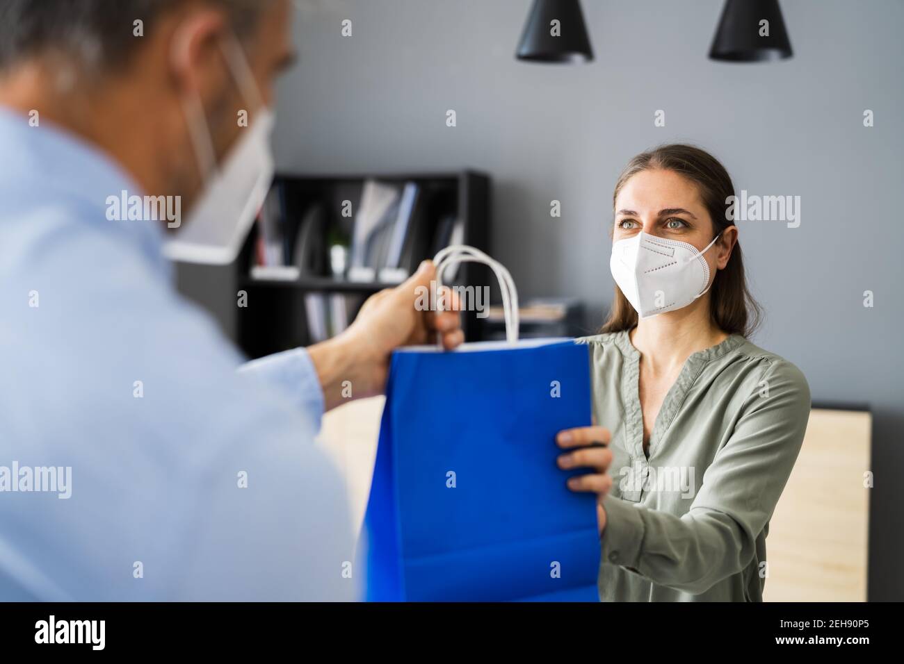Cashier counter store hi-res stock photography and images - Alamy