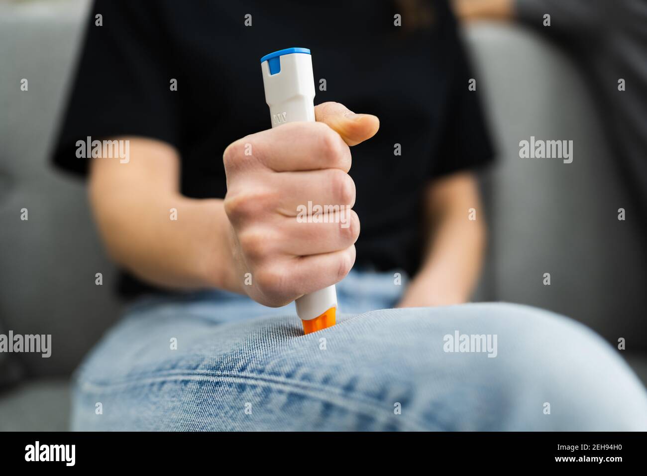 Auto Epinephrine Injector. Patient Doing Leg Injection Stock Photo - Alamy