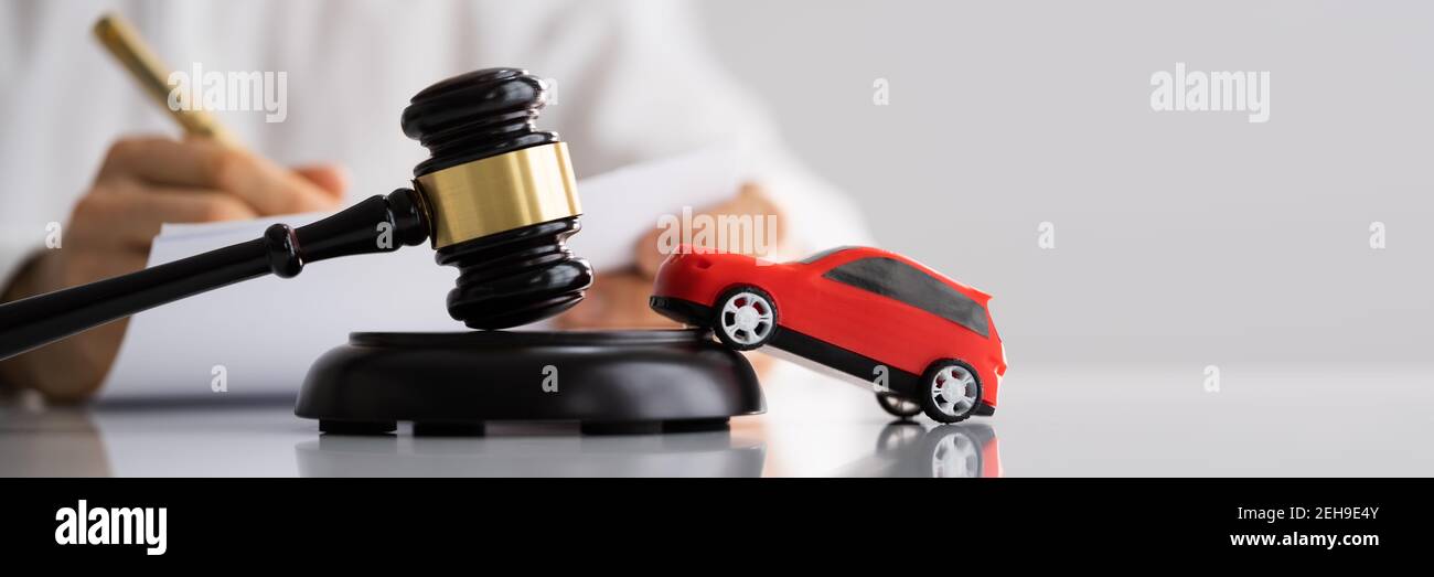 Judge in courtroom hi-res stock photography and images - Alamy