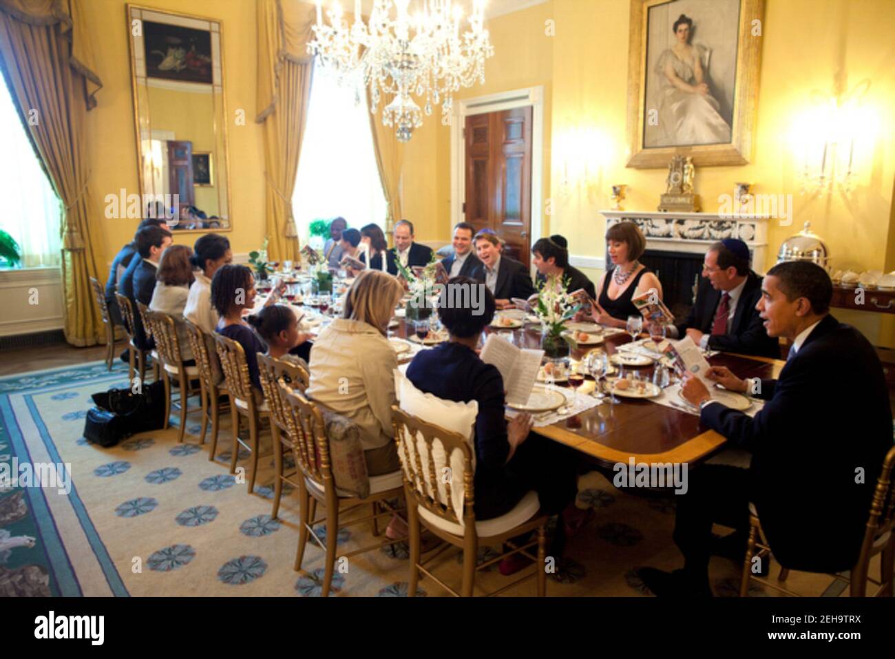 Barack and michelle obama family photo hi-res stock photography and ...