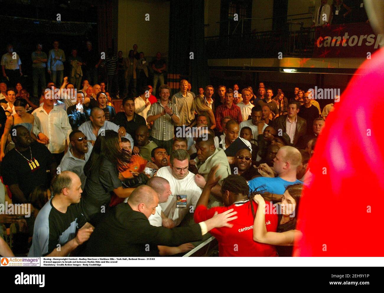 Brawl crowd hi-res stock photography and images - Alamy