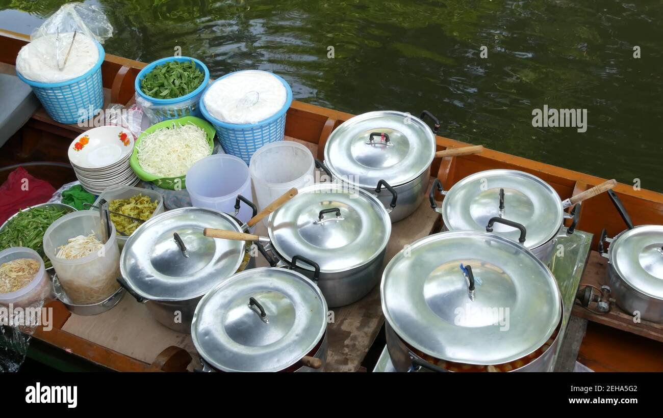 Iconic asian Lat Mayom floating market. Khlong river canal, long-tail ...