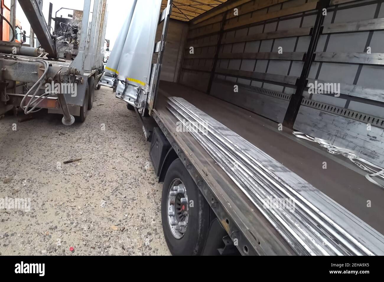 Loading truck new york hi-res stock photography and images - Alamy