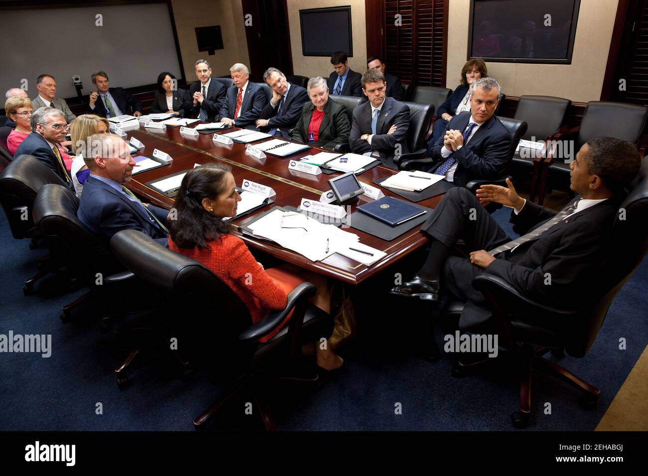 Situation room meeting with obama hi-res stock photography and images ...