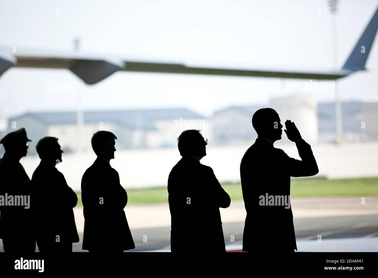 Soldiers saluting special military ceremony hi-res stock photography ...